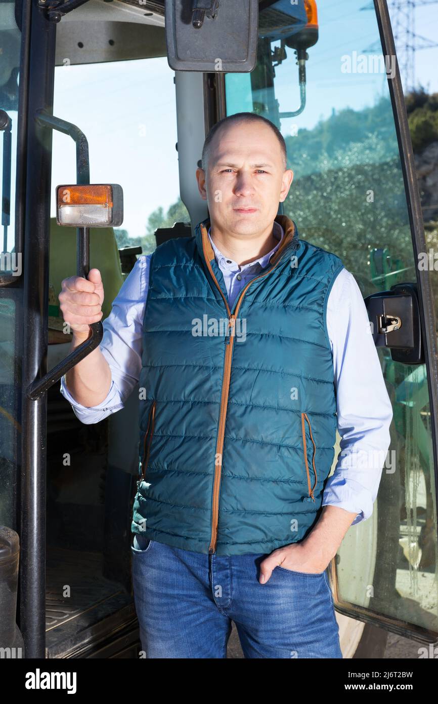 Farmer driving tractor near hi-res stock photography and images - Alamy