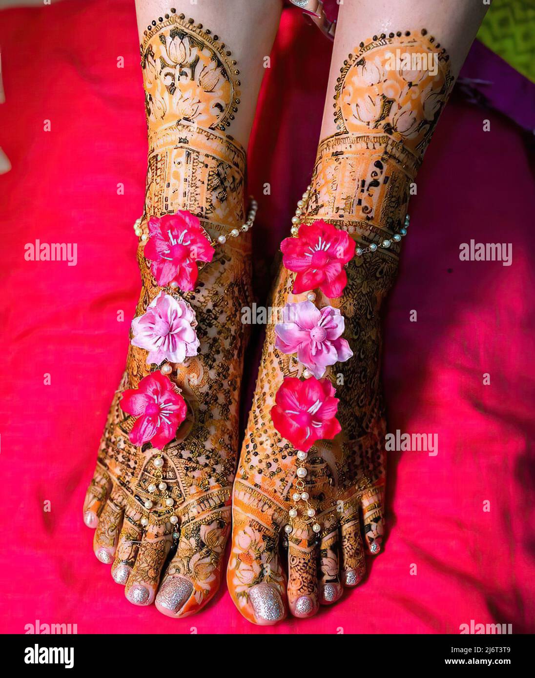 women feet decorated with Beautiful mehndi and anklets Stock Photo - Alamy