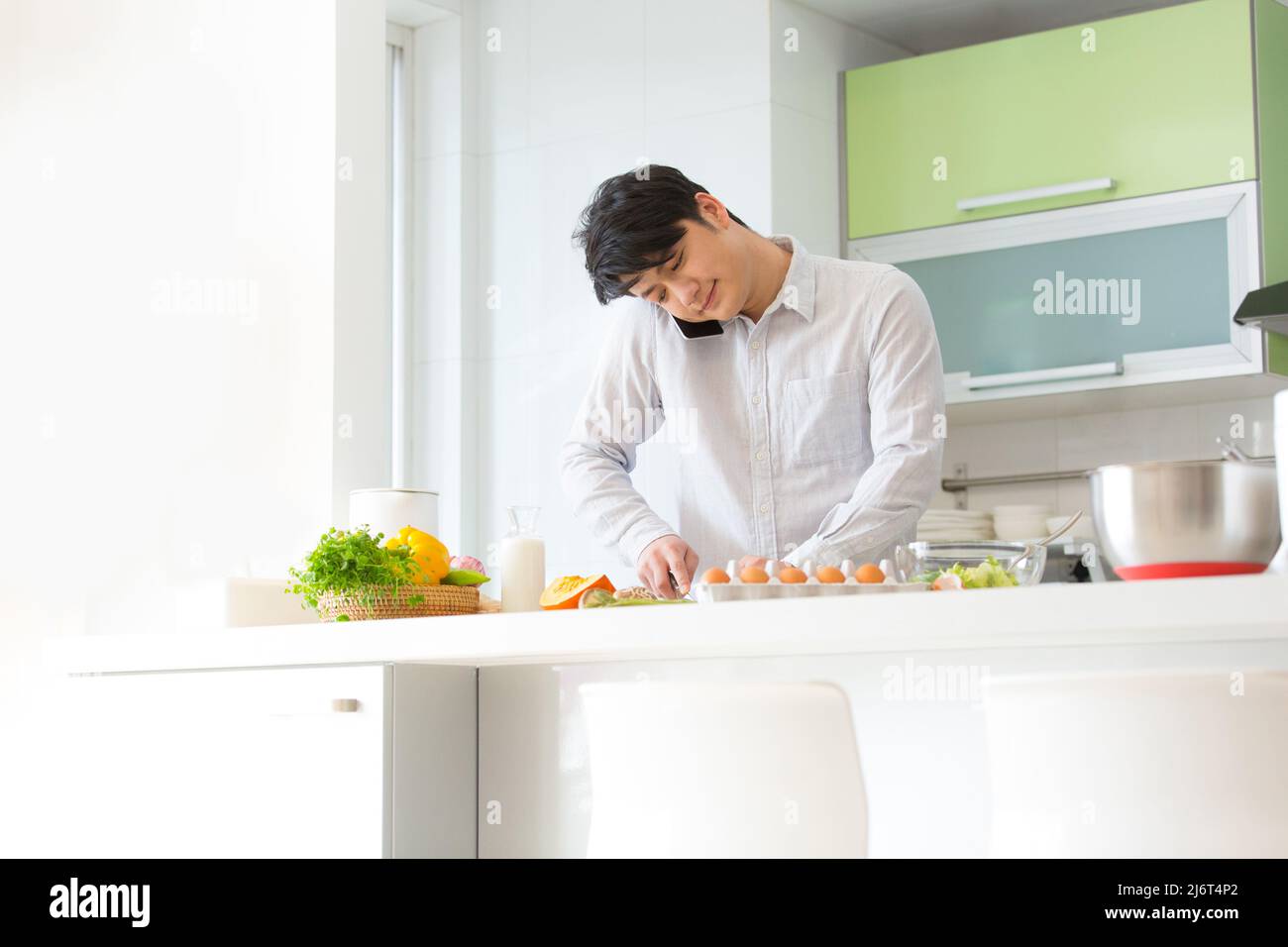 Using phone while eating family hi-res stock photography and images - Alamy