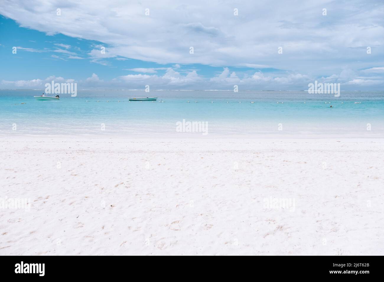 Tropical white sandy beach with blue ocean Mauritius Stock Photo - Alamy