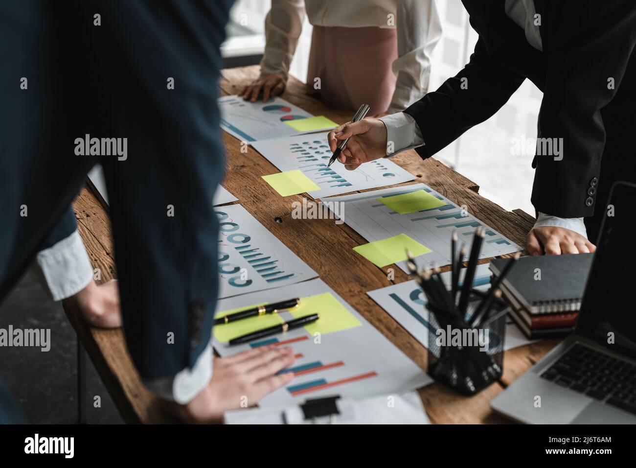 Group discussion table hi-res stock photography and images - Alamy