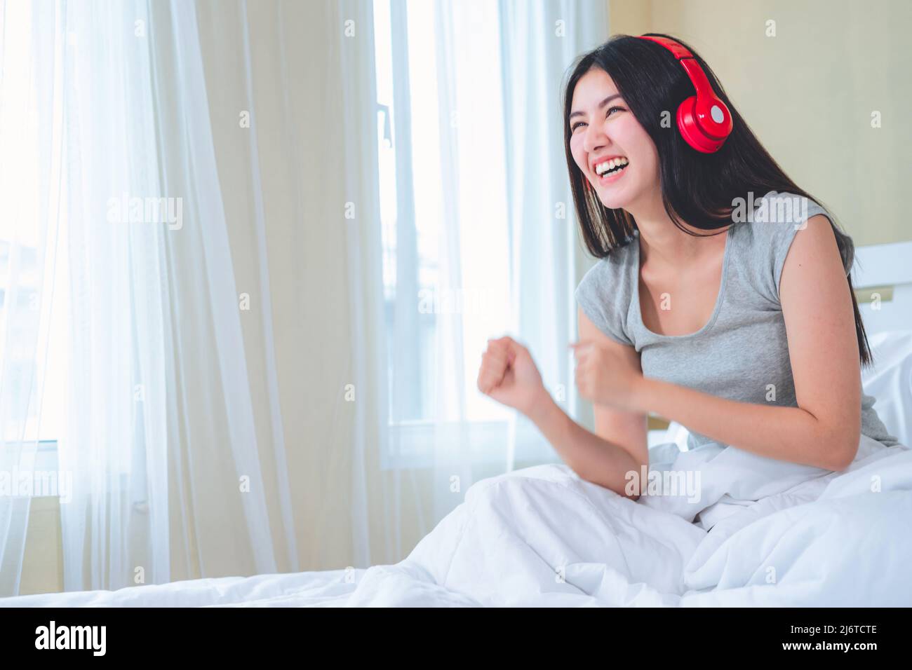 Asian women happy listen hi-res stock photography and images - Alamy