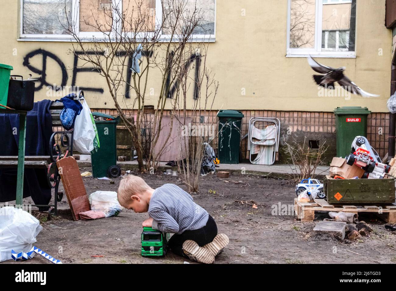 Child in front destroyed house hi-res stock photography and images - Alamy