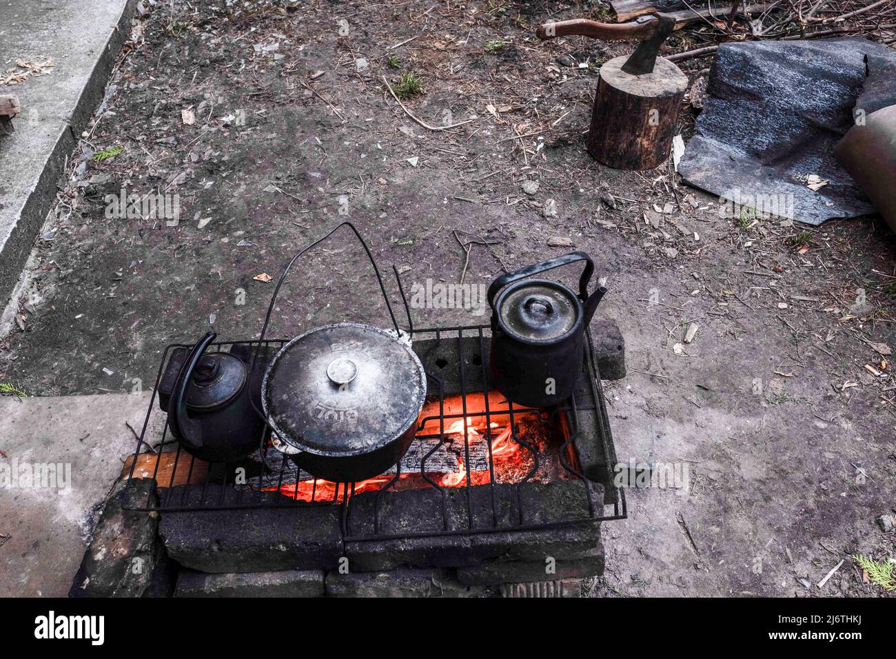 Makeshift graves hi-res stock photography and images - Alamy