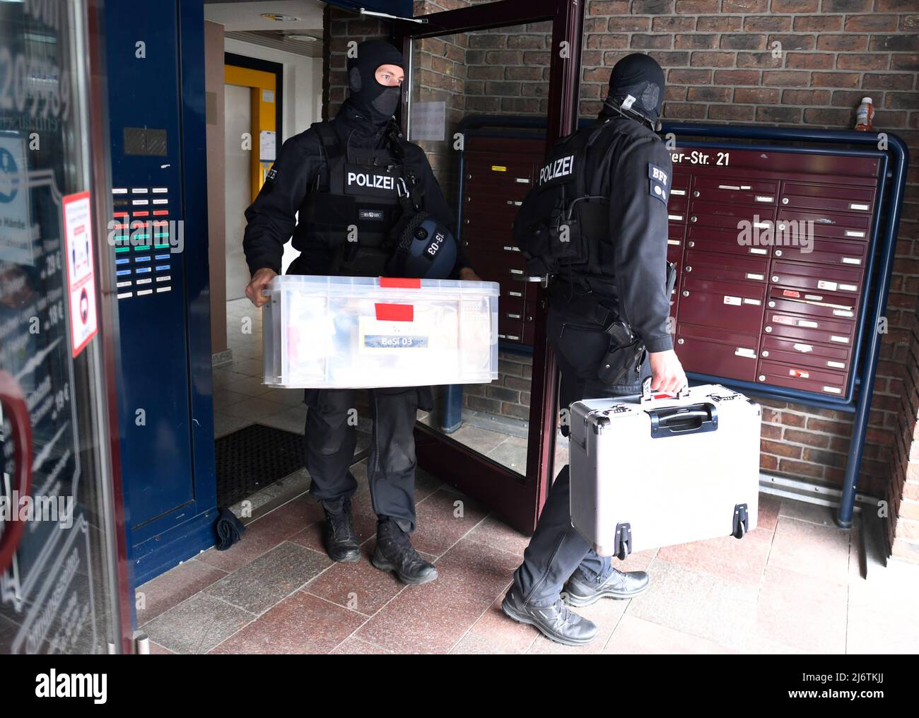 04 May 2022, North Rhine-Westphalia, Solingen: Police officers carry ...