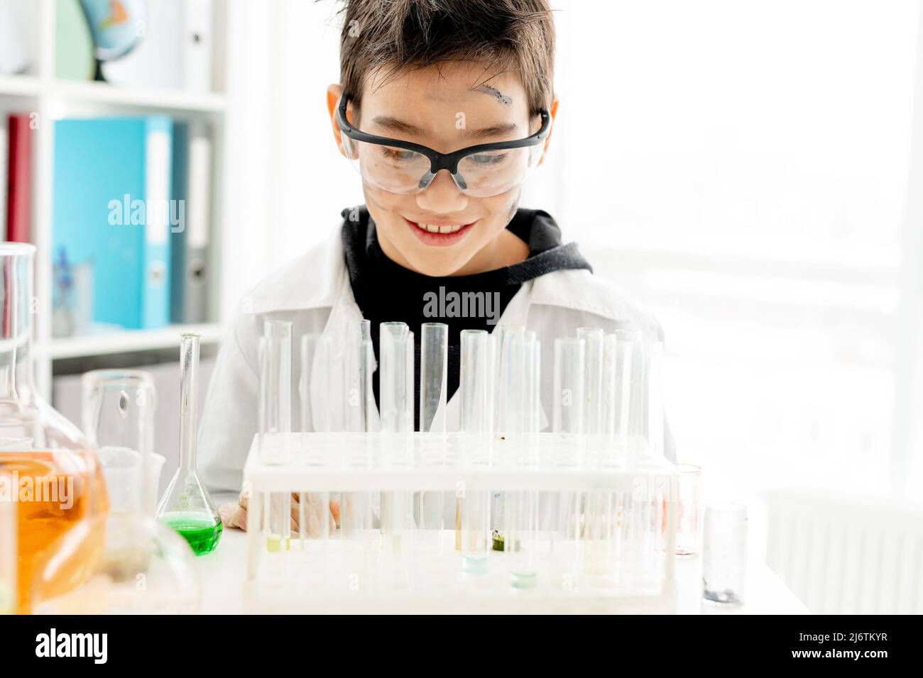 Empty science lab classroom hi-res stock photography and images - Alamy