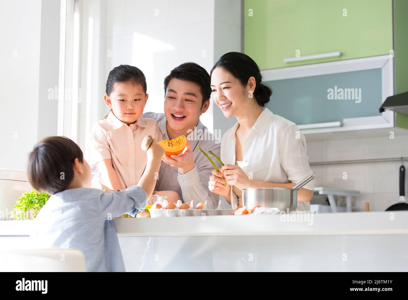 Parents children cooking kitchen hi-res stock photography and images ...
