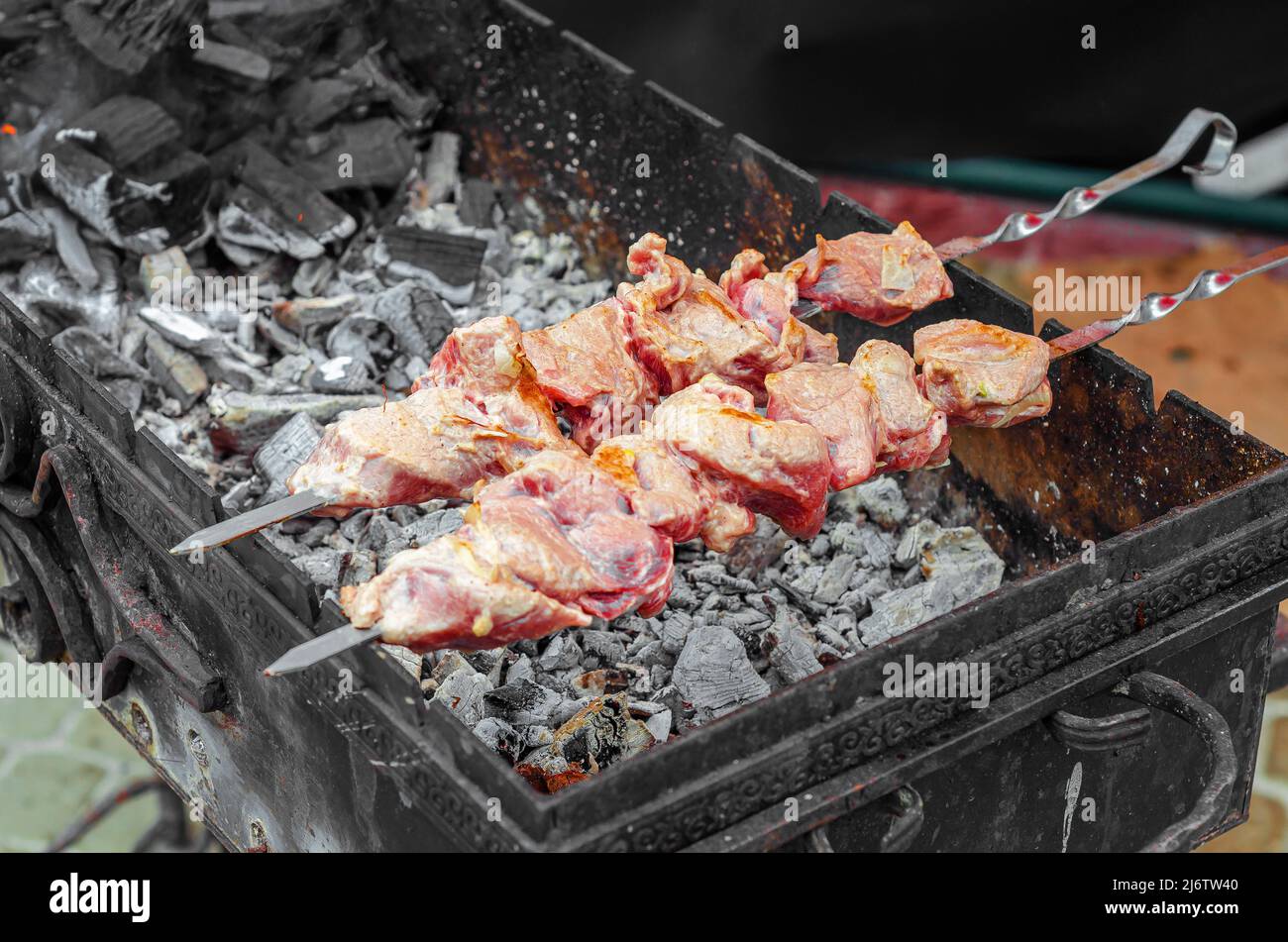 Sizzling kebabs hi-res stock photography and images - Alamy