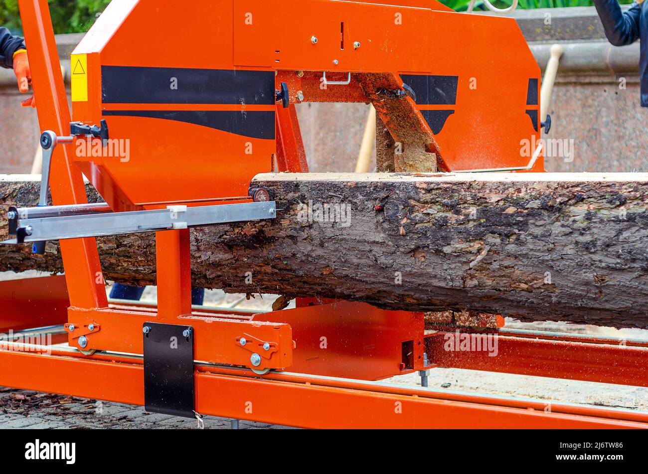 Mobile sawmill. Cutting tree logs on boards Stock Photo - Alamy
