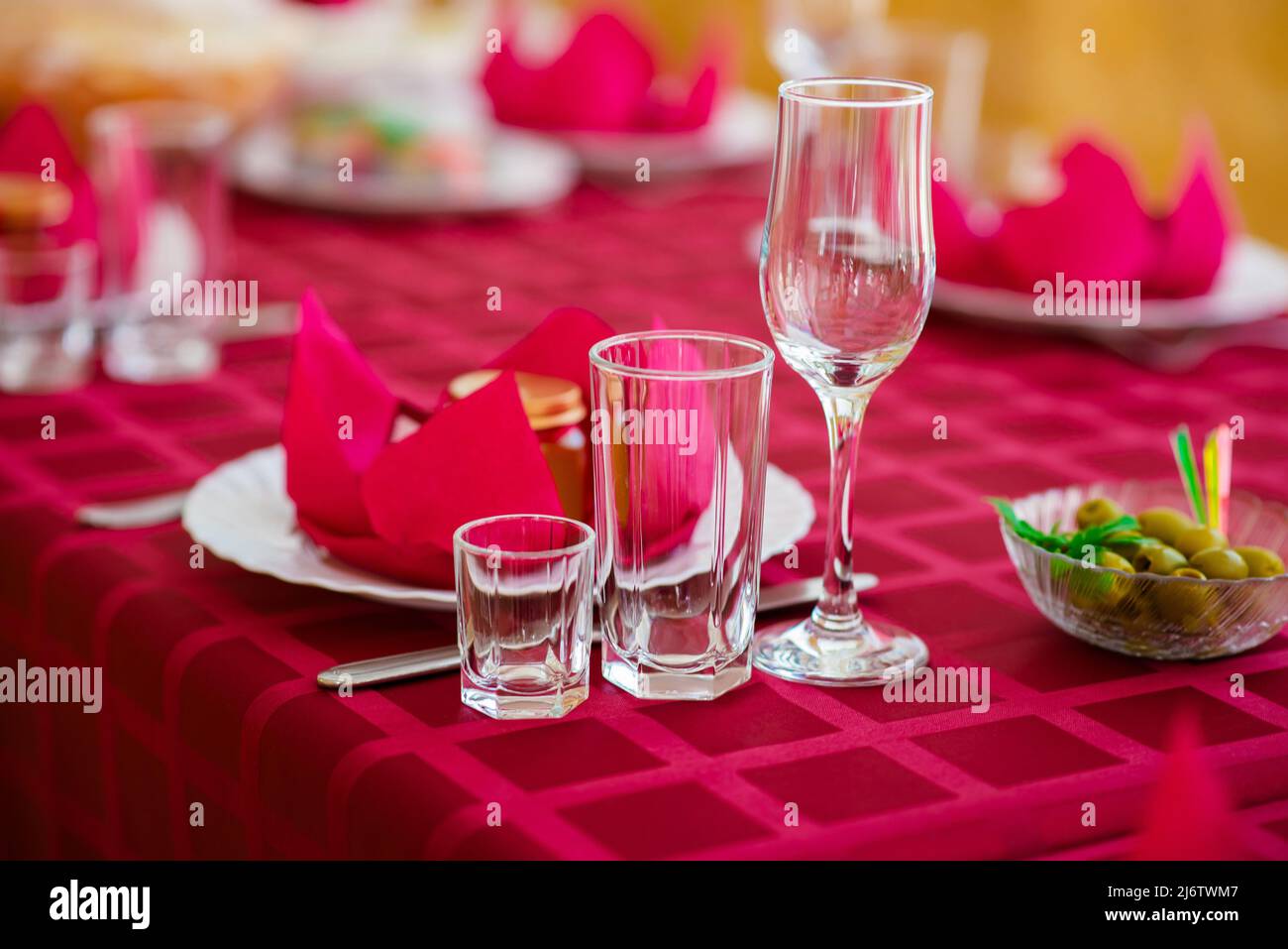Red table setting hi-res stock photography and images - Alamy