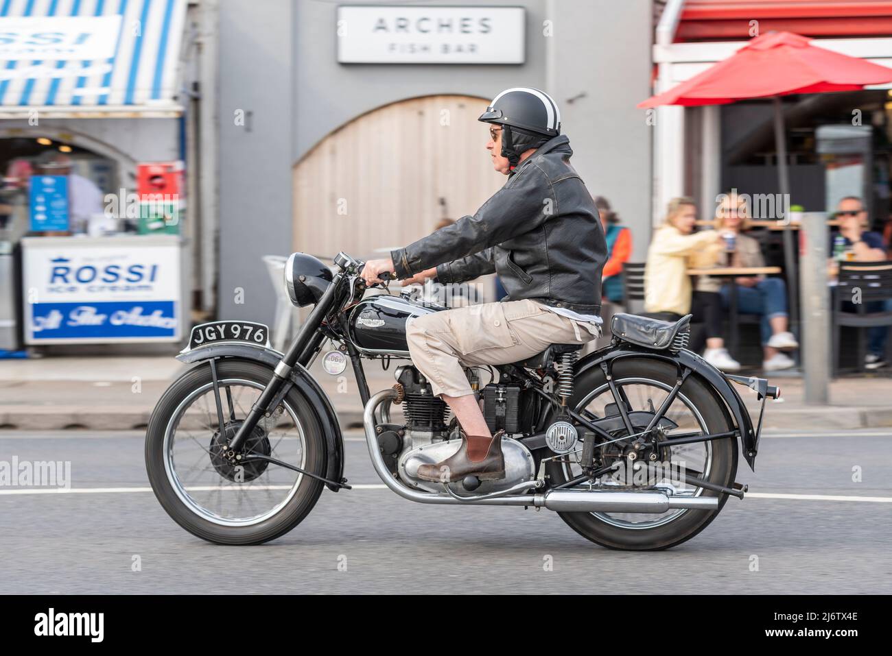 Vintage triumph motorcycle hi-res stock photography and images - Alamy