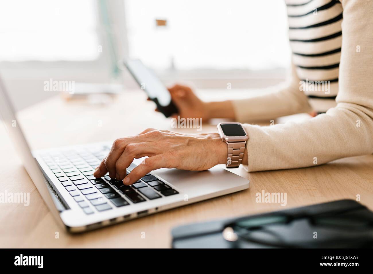 Hand typing hi-res stock photography and images - Alamy