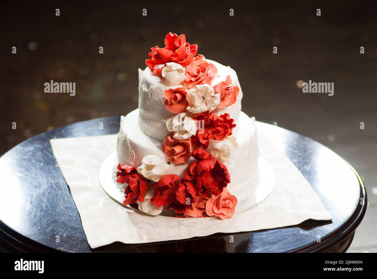 Red and white wedding cake with roses Stock Photo - Alamy