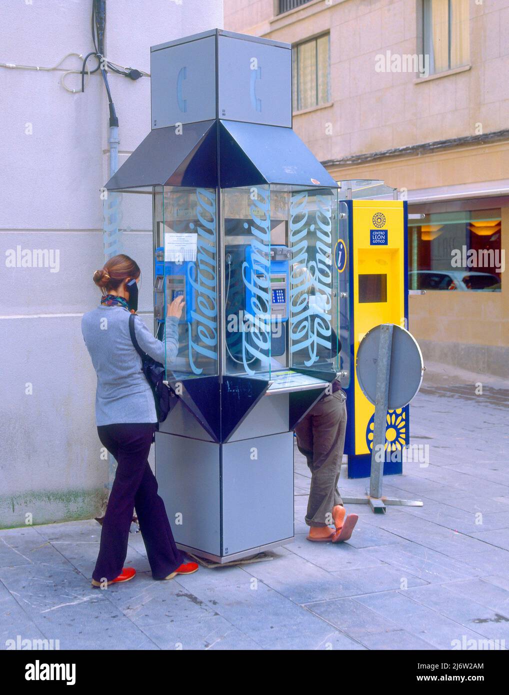 Una cabina telefónica hi-res stock photography and images - Alamy