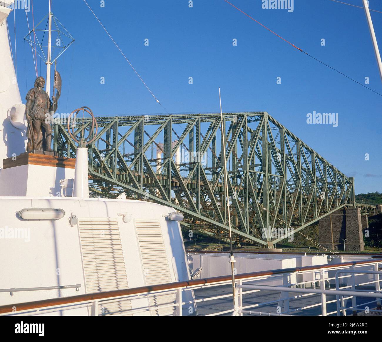 BARCO ATRAVESANDO EL PUENTE DE QUEBEC-ESTATUA DE CRISTOBAL COLON - FOTO ...