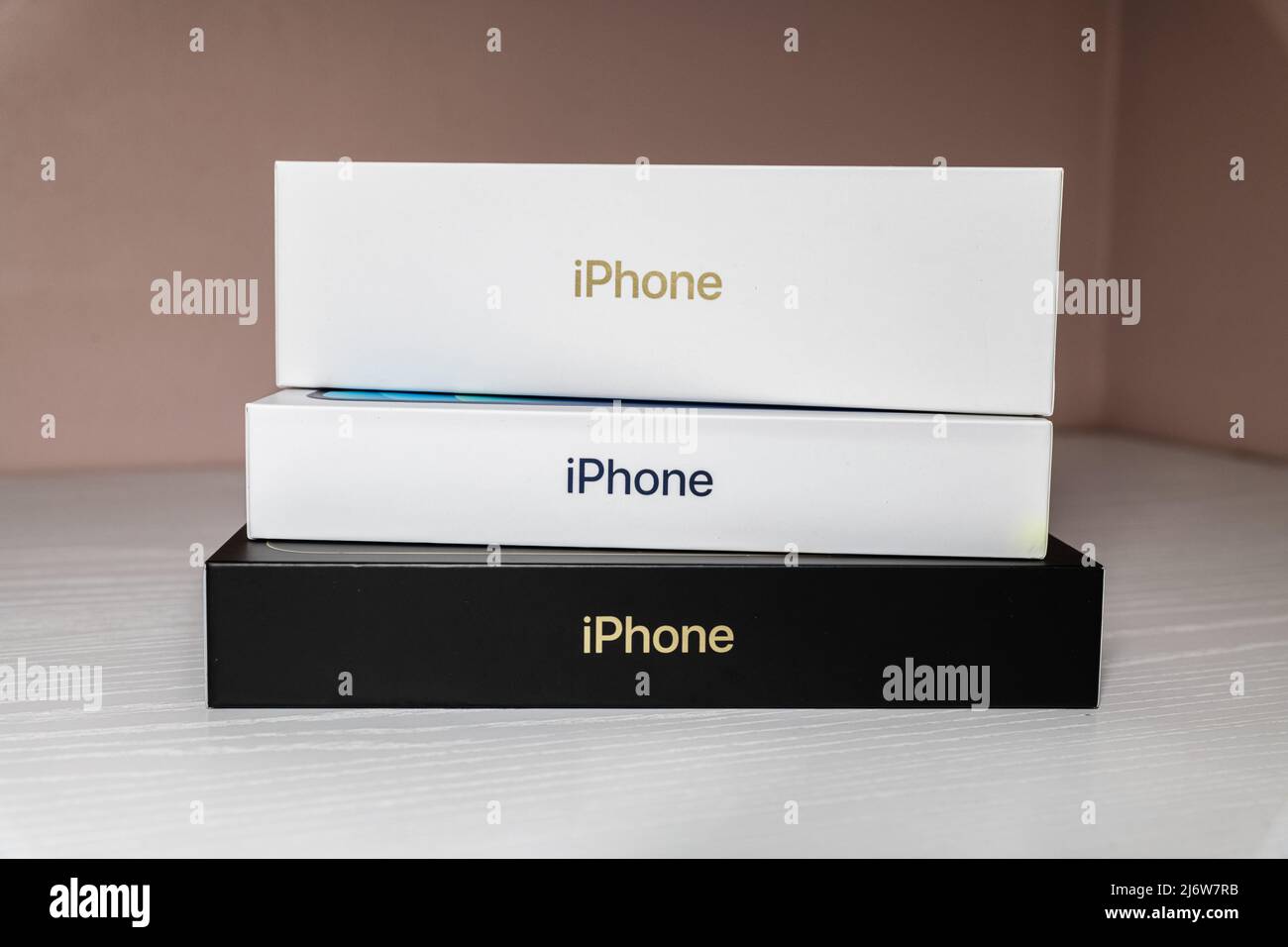 Iphone 13 pro and iphone 13 pro max hi-res stock photography and images ...