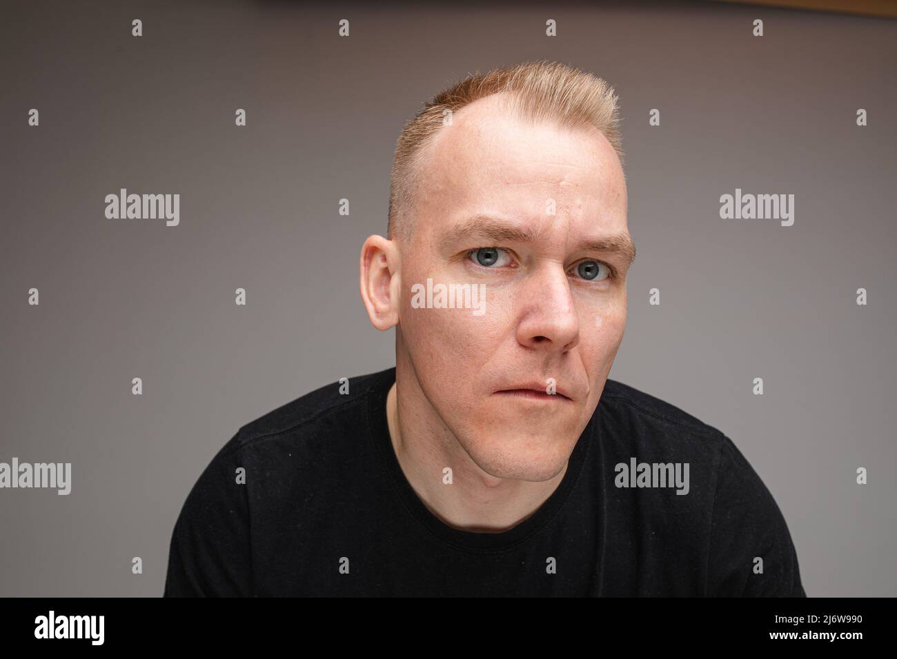 Shocked man with lifted eyebrow Stock Photo - Alamy