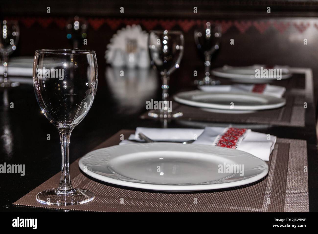 restaurant table setting, wine glasses and plates Stock Photo - Alamy