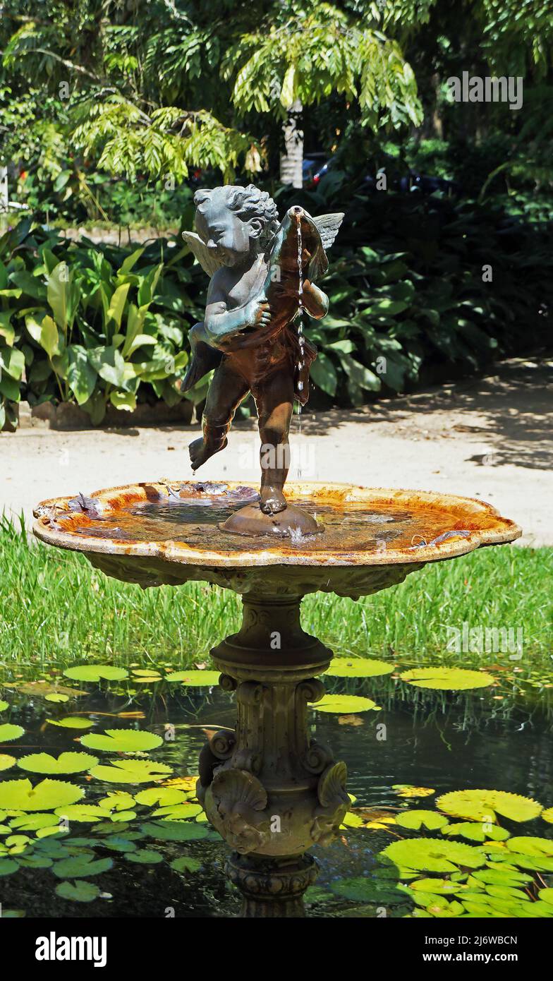 Fountain on green park hi-res stock photography and images - Alamy