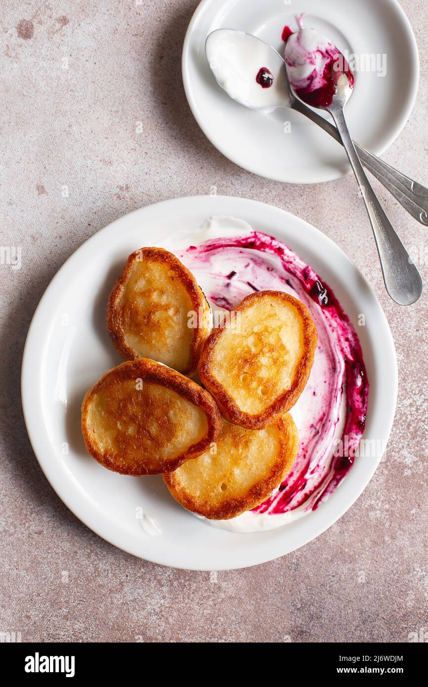Fluffy Flapjack Pancakes. Fried Pancakes with sour cream and jam ...