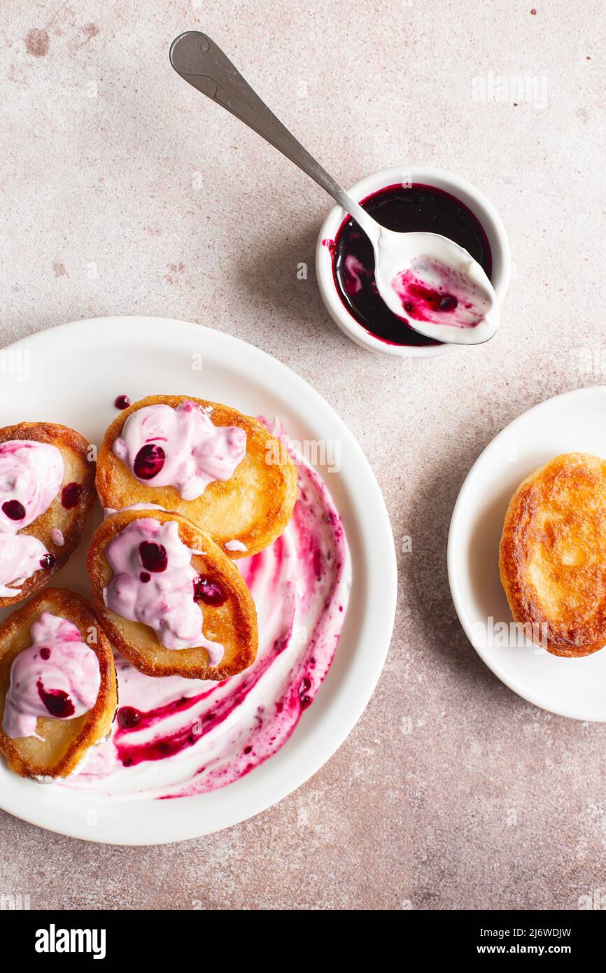 Fluffy Flapjack Pancakes. Fried Pancakes with sour cream and jam ...