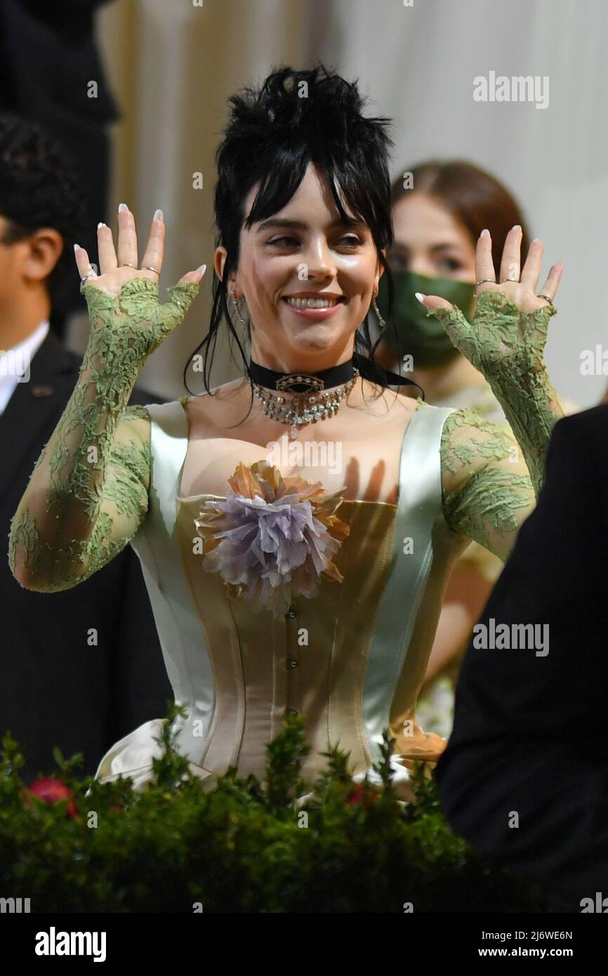 Billie eilish met gala hi-res stock photography and images - Alamy