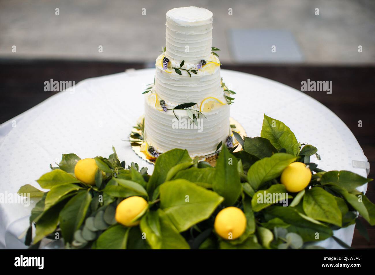 Beautiful wedding cake decorated with yellow lemons Stock Photo - Alamy