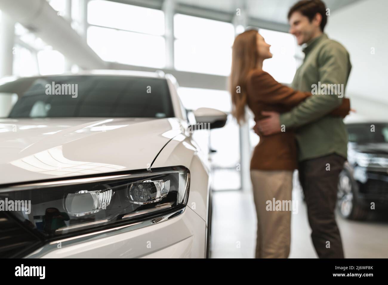 Young couple on car hugging hi-res stock photography and images - Alamy