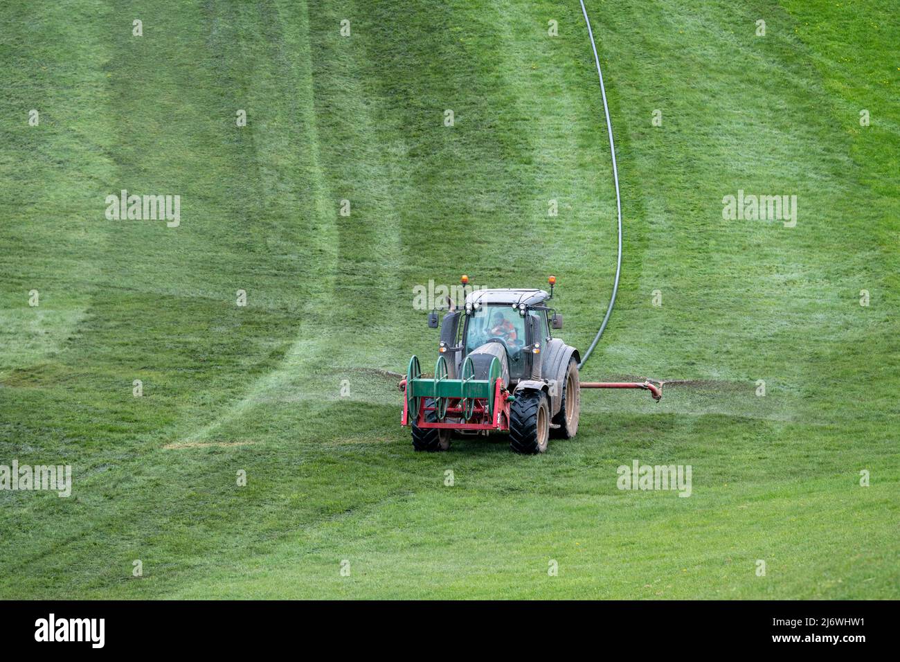 Spreading slurry with a Valtra tractor and an umbilical system on a ...