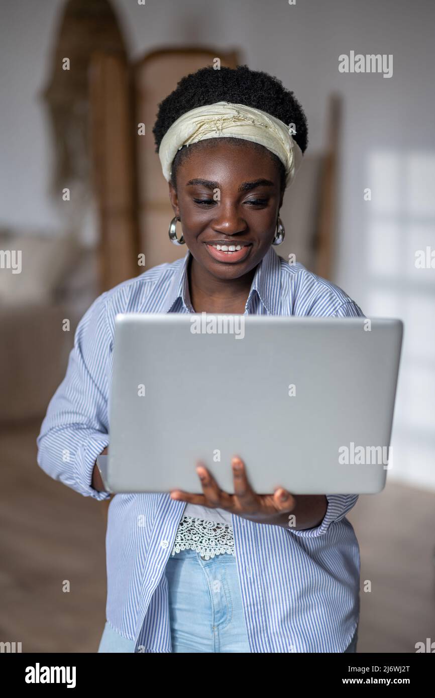 Dark skinned smiling woman hi-res stock photography and images - Alamy