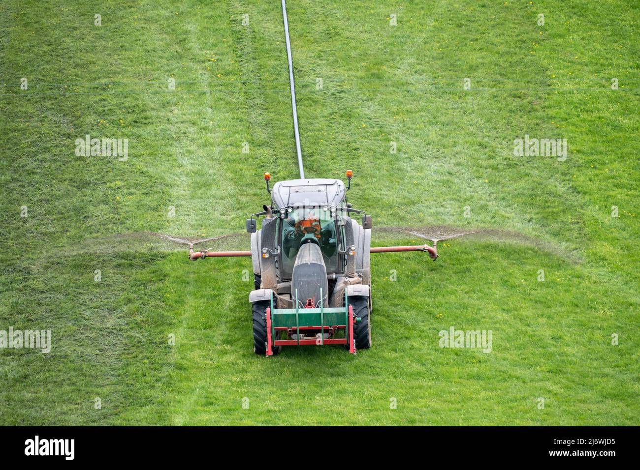Spreading slurry with a Valtra tractor and an umbilical system on a ...