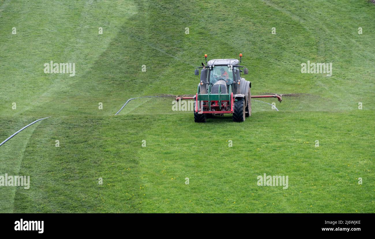 Spreading slurry with a Valtra tractor and an umbilical system on a ...