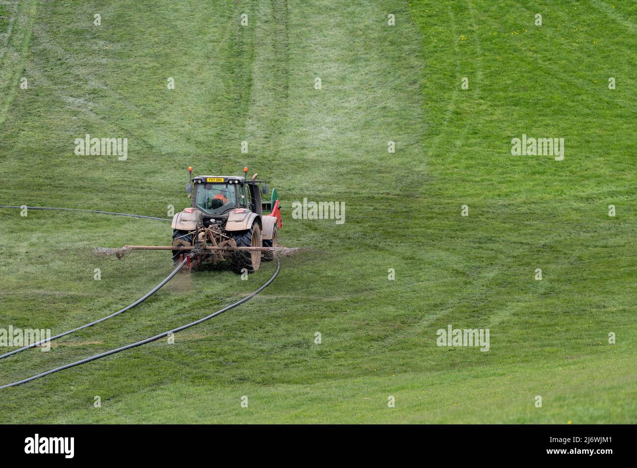 Spreading slurry with a Valtra tractor and an umbilical system on a ...