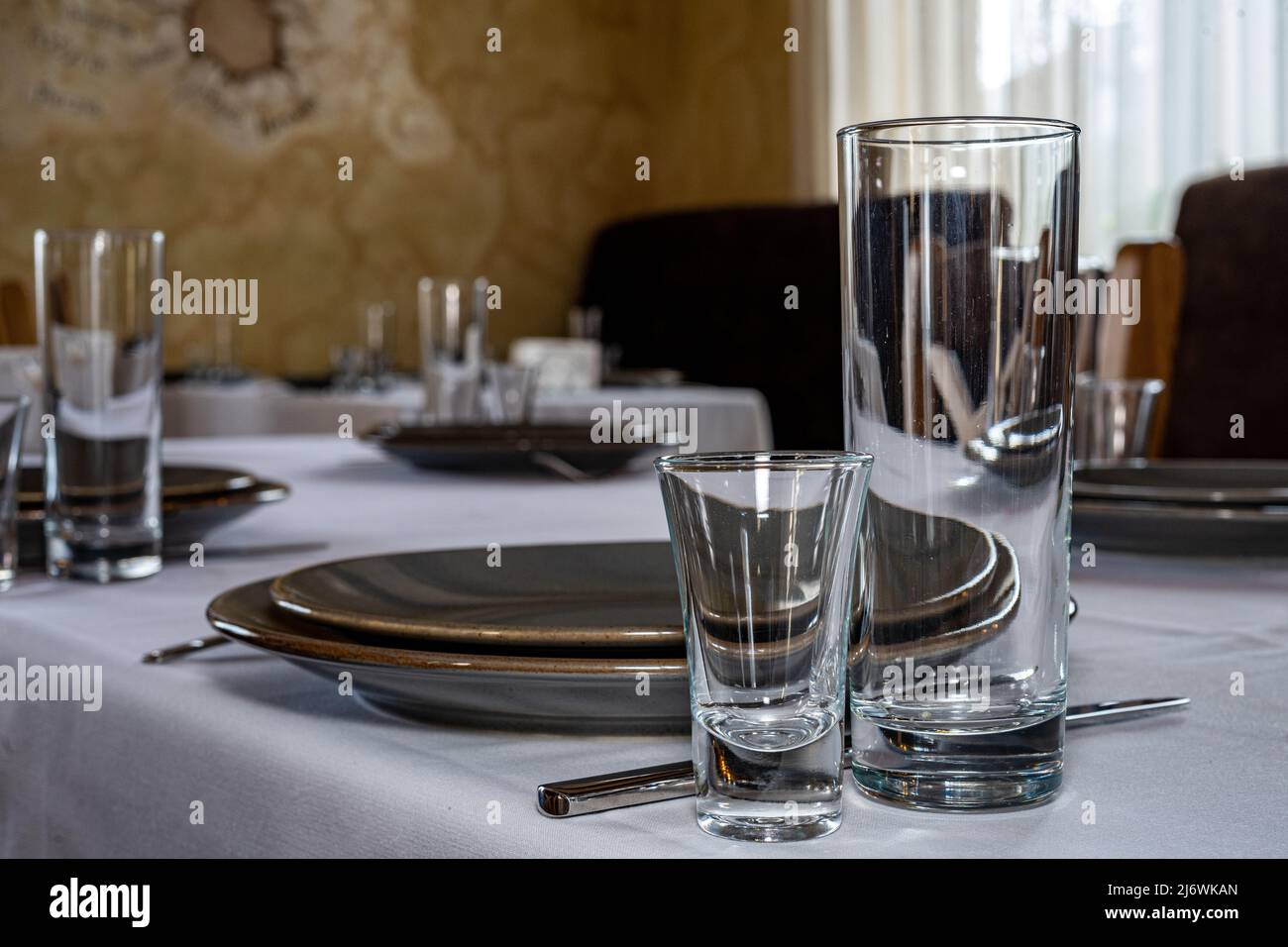 Restaurant setting up dining room hi-res stock photography and images ...
