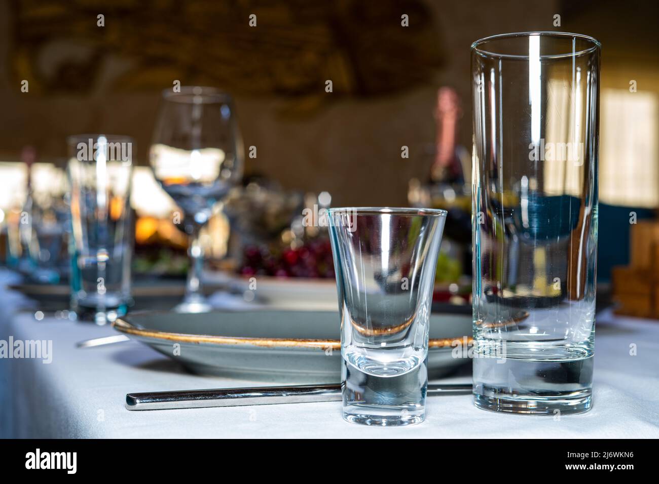 Restaurant setting up dining room hi-res stock photography and images ...