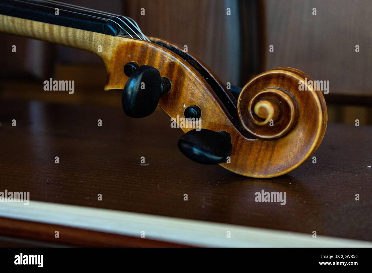 Part of the violin. Side view. Violin handle Stock Photo - Alamy