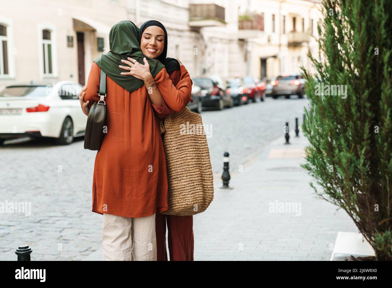 Muslim hugging hi-res stock photography and images - Alamy