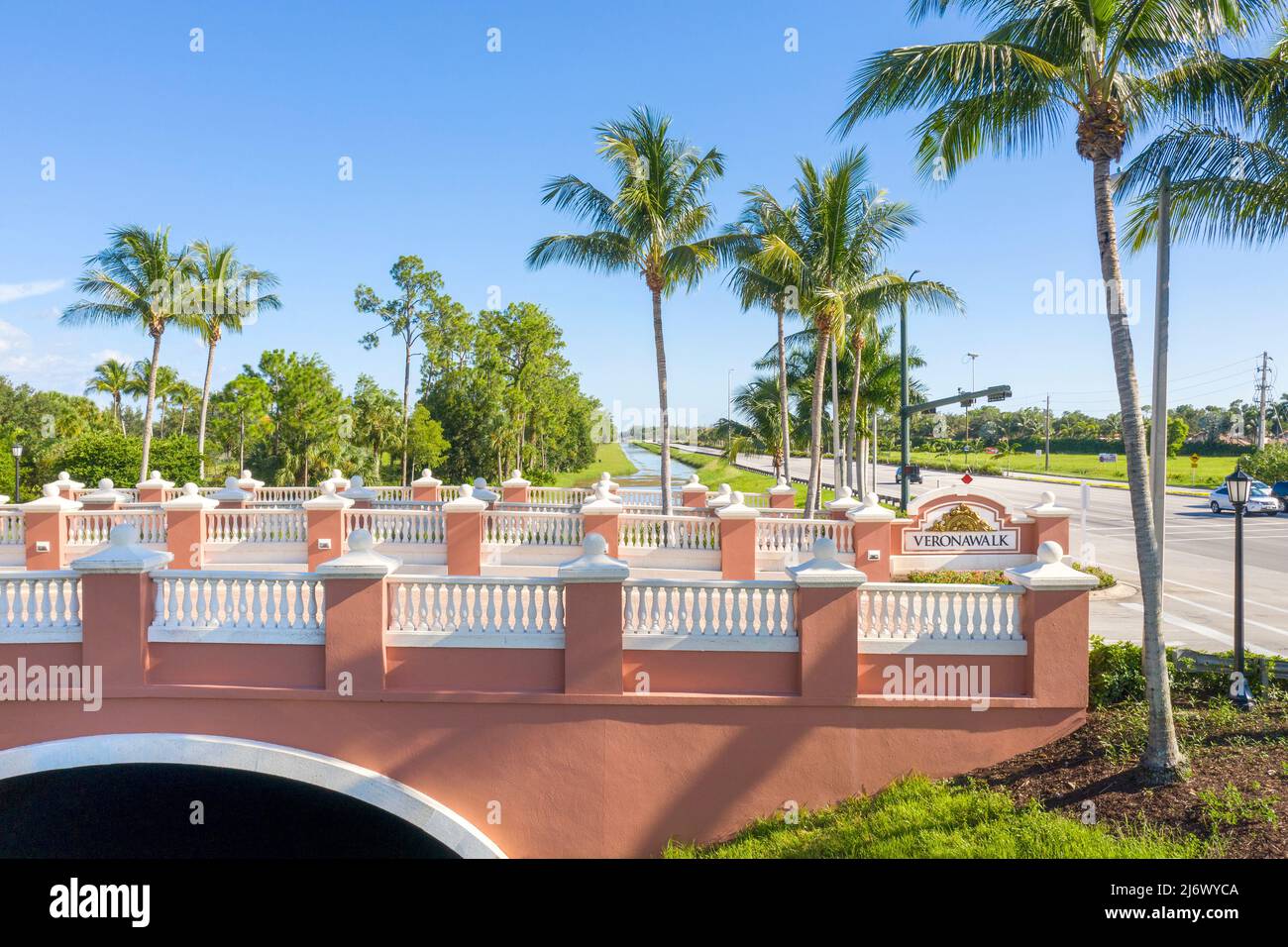 Verona Walk Towncenter Lake with walkways Stock Photo - Alamy