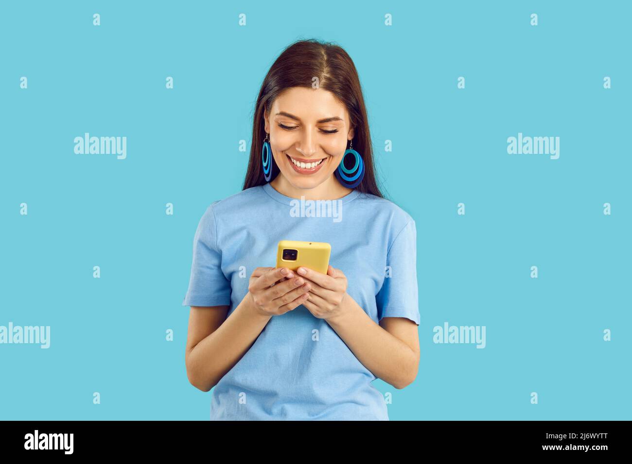 Mobile happy hi-res stock photography and images - Alamy