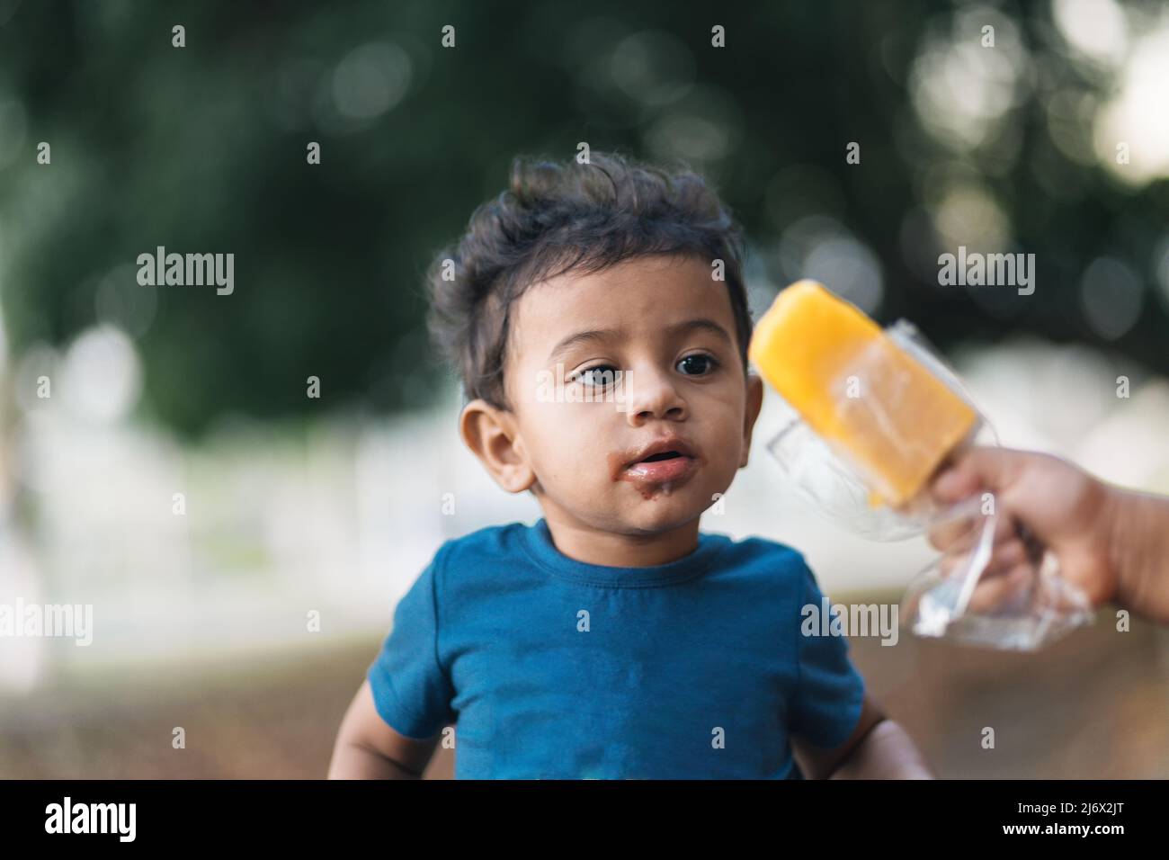 Child eating popsicle hi-res stock photography and images - Alamy