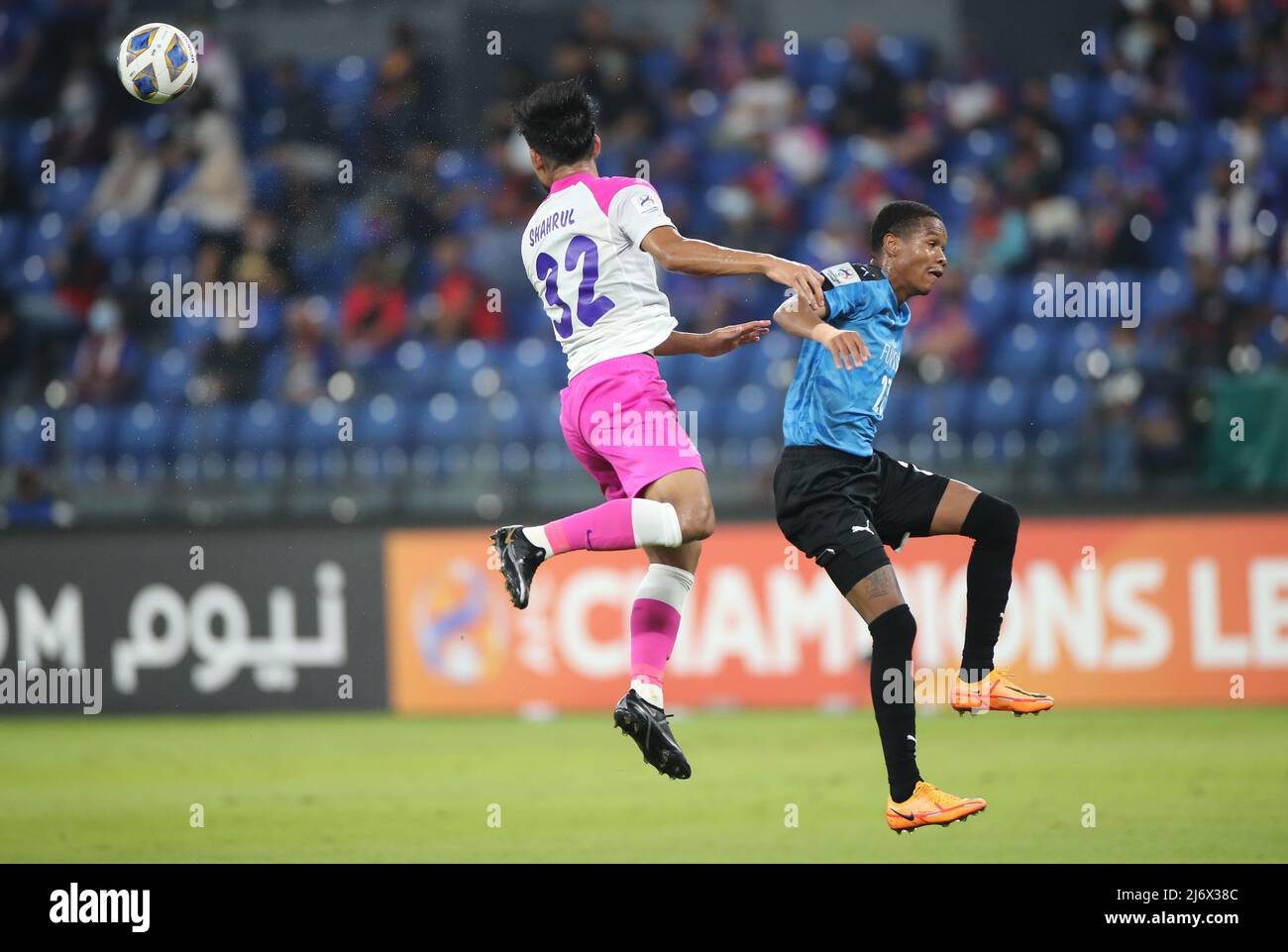 Shahrul Saad of Johor Darul Ta'zim (L) and Marcio Barbosa of Kawasaki ...