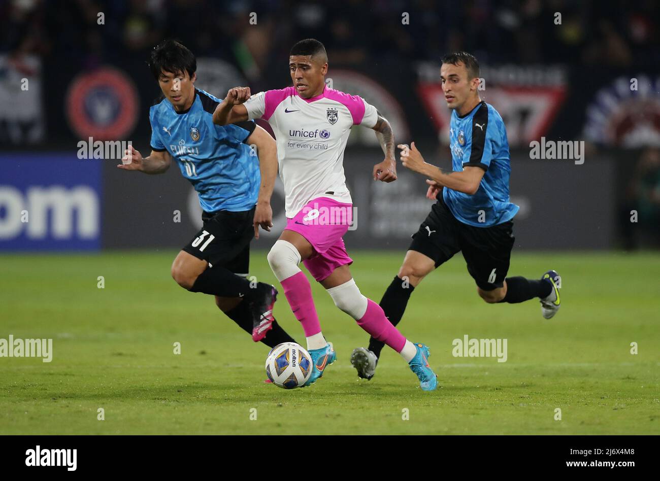 Bergson da Silva of Johor Darul Ta'zim (C) and Kazuya Yamamura of ...