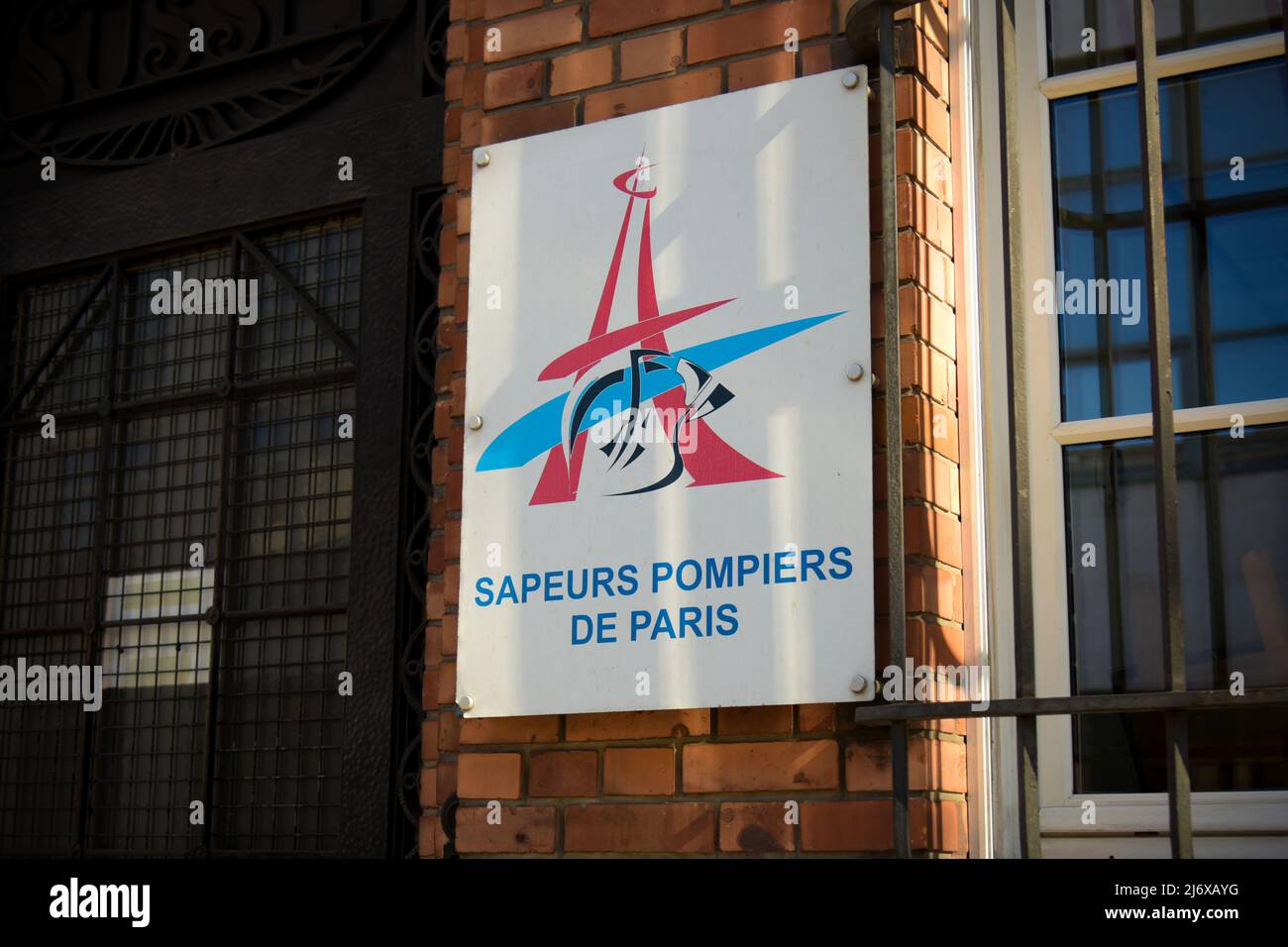 Firefighters of paris hi-res stock photography and images - Alamy