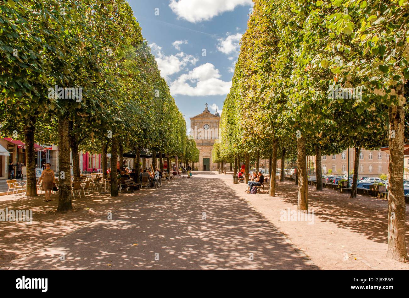 Lindenallee im alten Zentrum von Autun beim Champ de Mars, Burgund ...