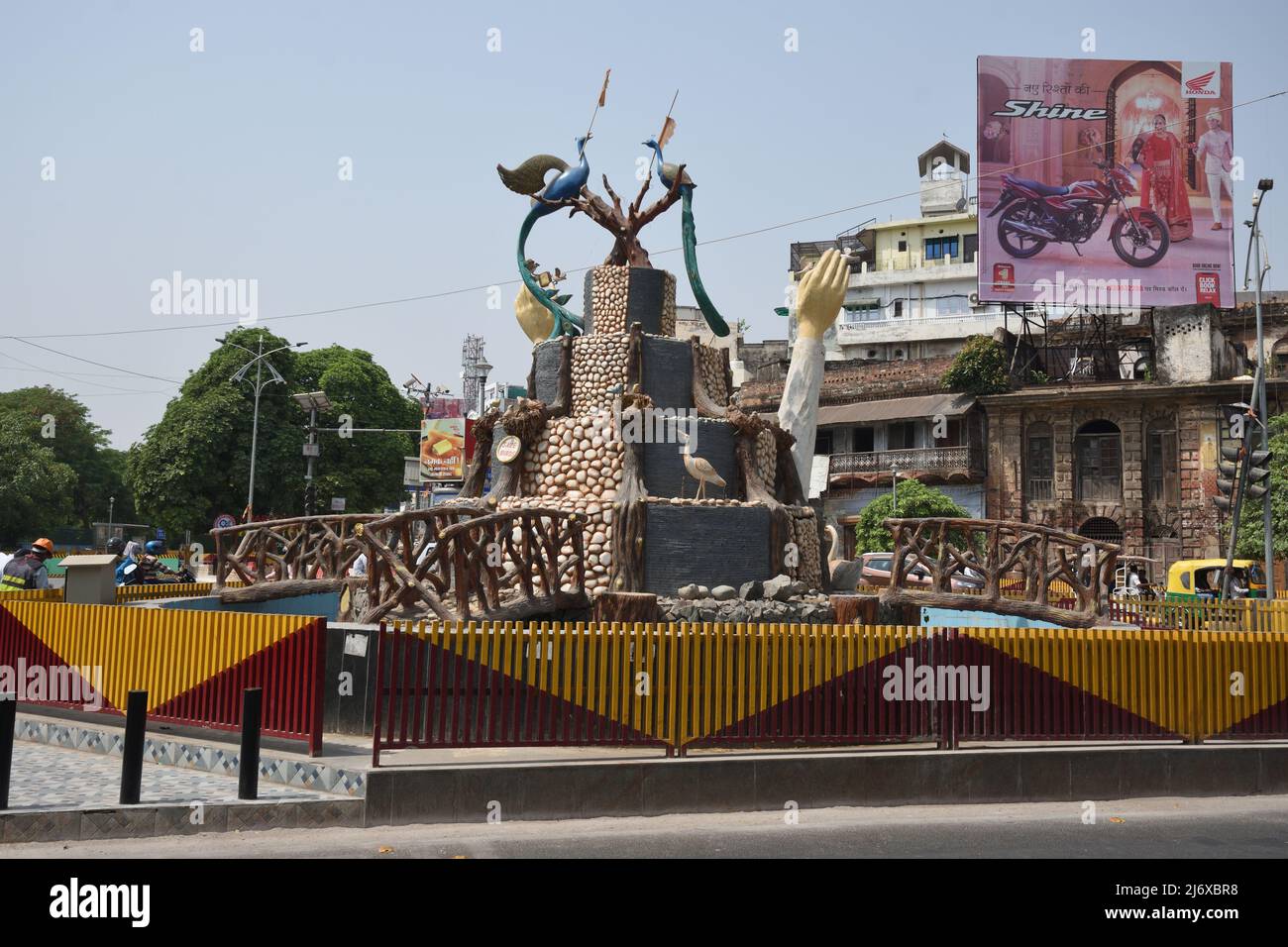 Save Birds sculpture at Mall road and Neil road junction. Phool Bagh ...