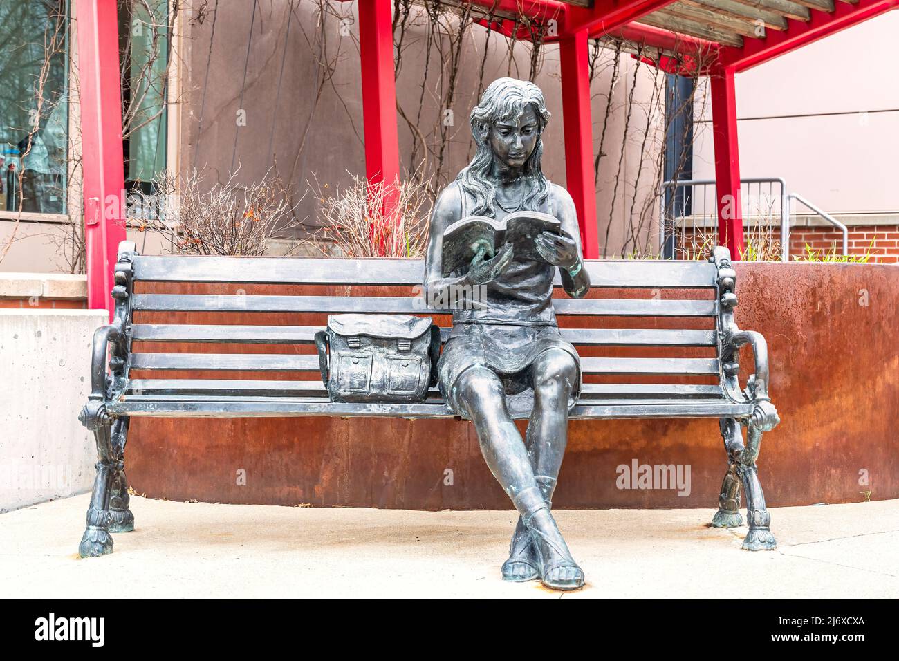 Female reading hi-res stock photography and images - Alamy