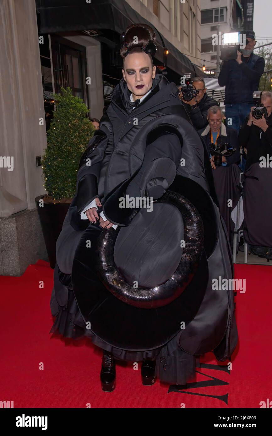 Jordan Roth departs The Mark Hotel for 2022 Met Gala in New York City ...