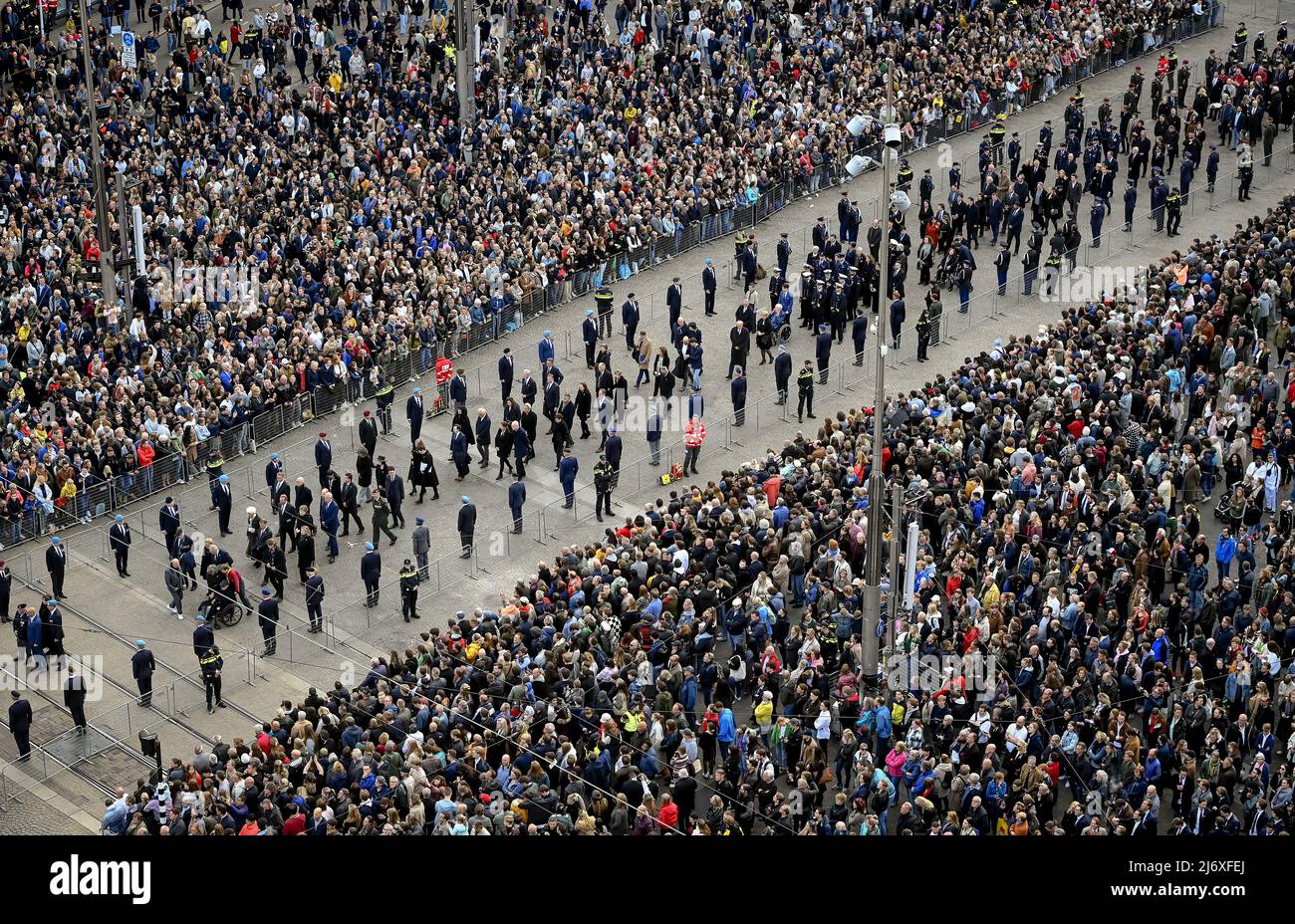 2022-05-04 19:36:13 AMSTERDAM - Invited guests walk onto Dam Square ...