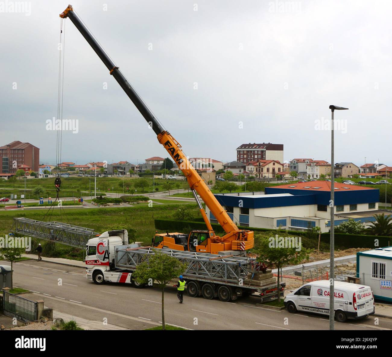 Lorry mounted hoist hi-res stock photography and images - Alamy