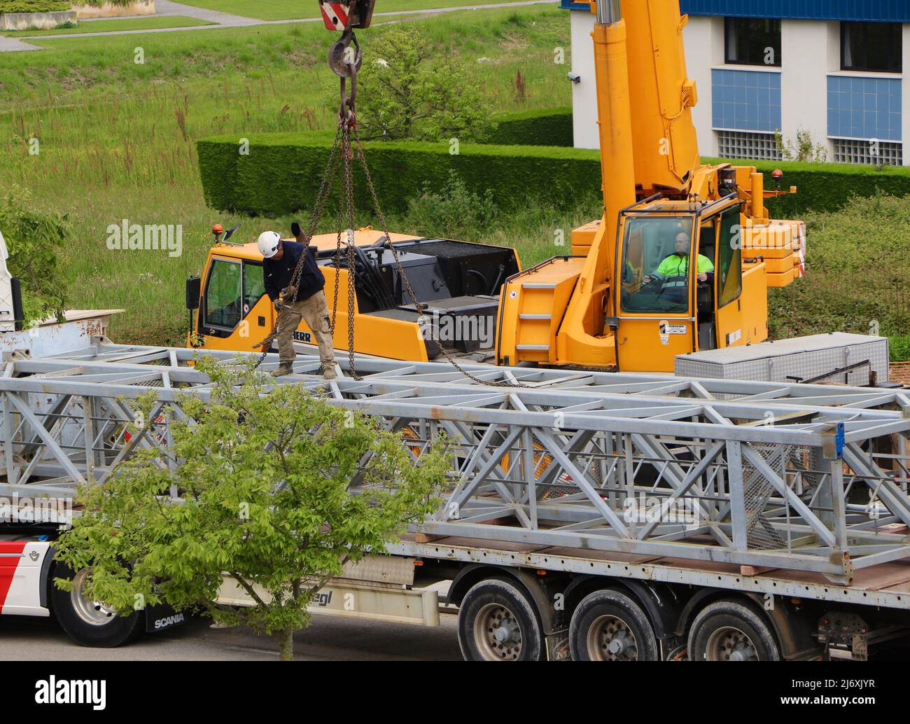 Lorry mounted hoist hi-res stock photography and images - Alamy